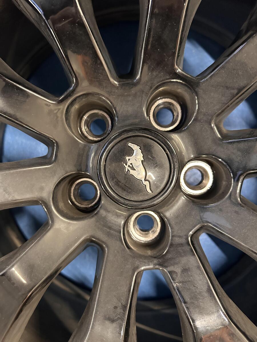 Disky, pneu Originální kola Ford Mustang Alu (černá) + Pneu 2023 ...